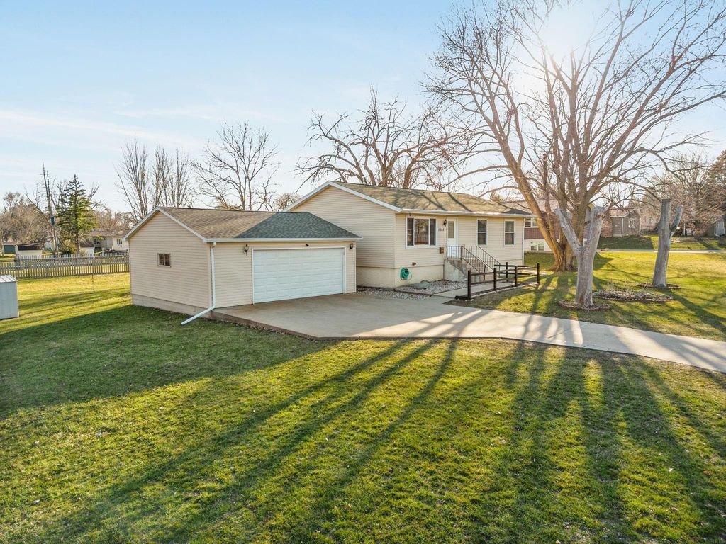 1002 E Ridgeway Ave, Waterloo, IA 50702 | MLS# 20240975 | Trulia