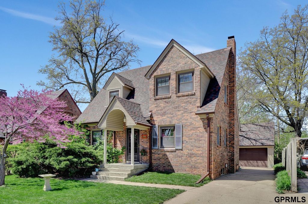 869 S 37th St, Lincoln, NE 68510 - See Est. Value, Schools & More