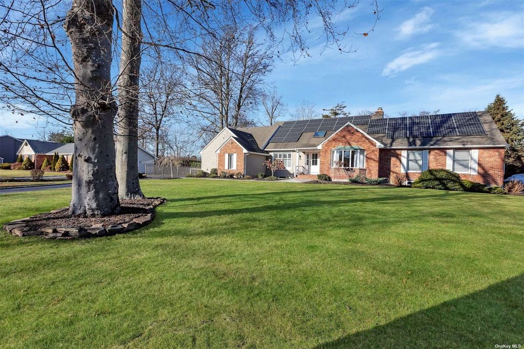 33 Percy Williams Drive, East Islip, NY 11730 - See Est. Value, Schools ...