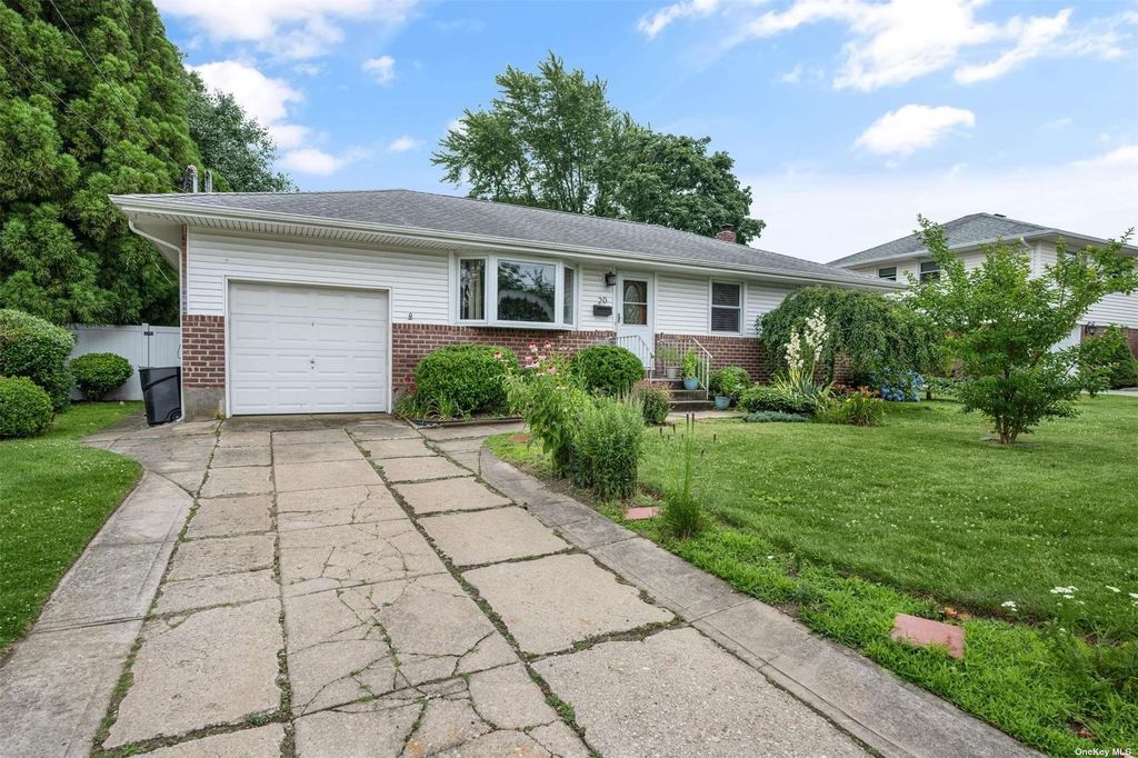 20 Larry Drive, Commack, NY 11725 | Trulia