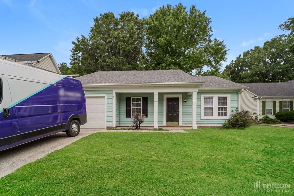 3215 Periwinkle Ct, Charlotte, NC 28269 - See Est. Value, Schools & More