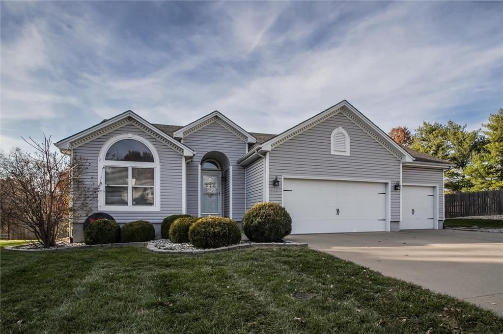 833 SW Bishop Ct, Blue Springs, MO 64015 - See Est. Value, Schools & More