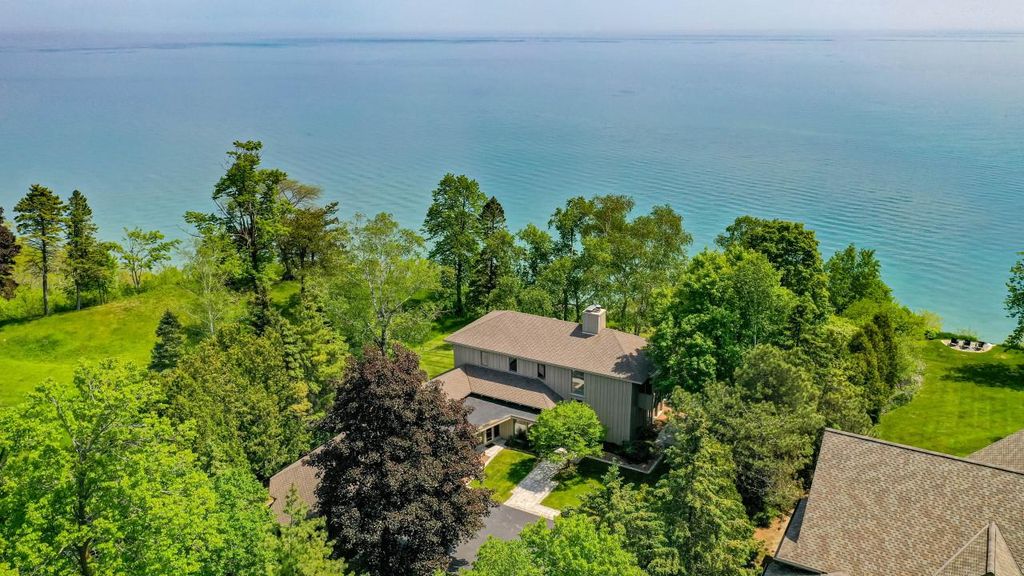 10804 North Lake View ROAD, Mequon, WI 53092 | MLS# 1848861 | Trulia