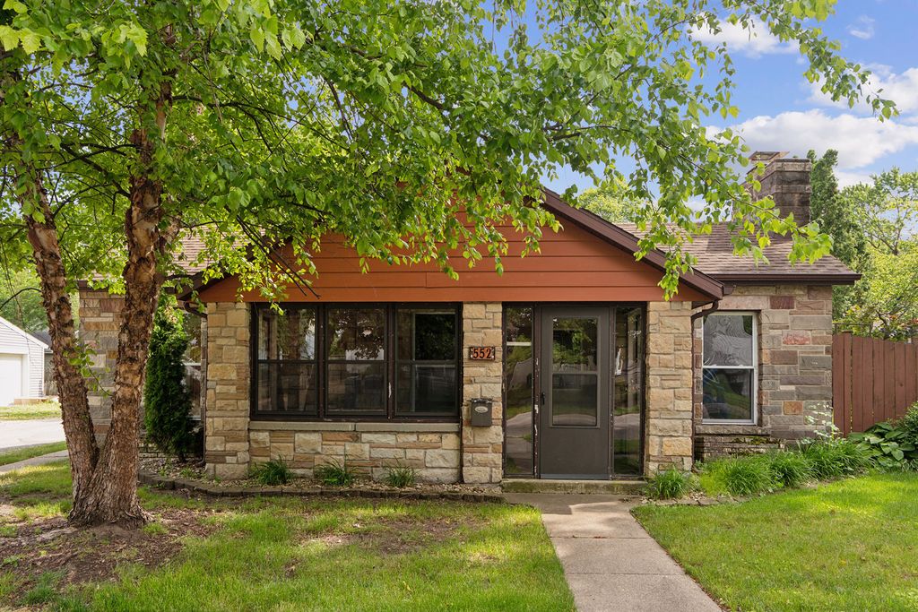 552 W Water St, Kankakee, IL 60901 - See Est. Value, Schools & More