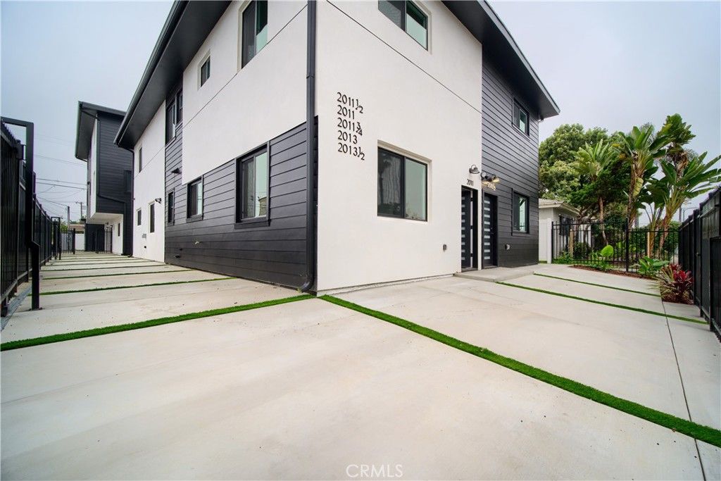 2011 S 8th Ave, Los Angeles, CA 90018 | MLS# OC25279597 | Trulia