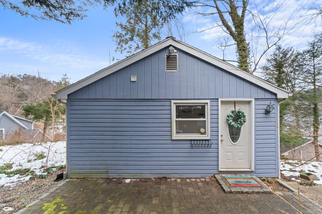 8 Bankside Trail, Sandy Hook, CT 06482 - See Est. Value, Schools & More