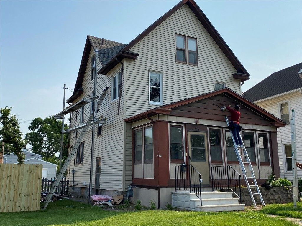 916 E Ave NW, Cedar Rapids, IA 52405 - See Est. Value, Schools & More