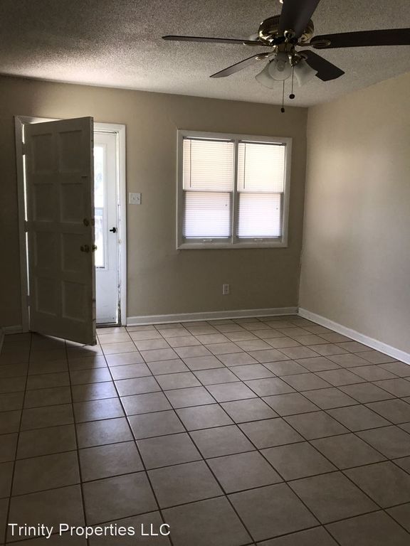 920 SW 33rd St, Topeka, KS 66611 - See Est. Value, Schools & More