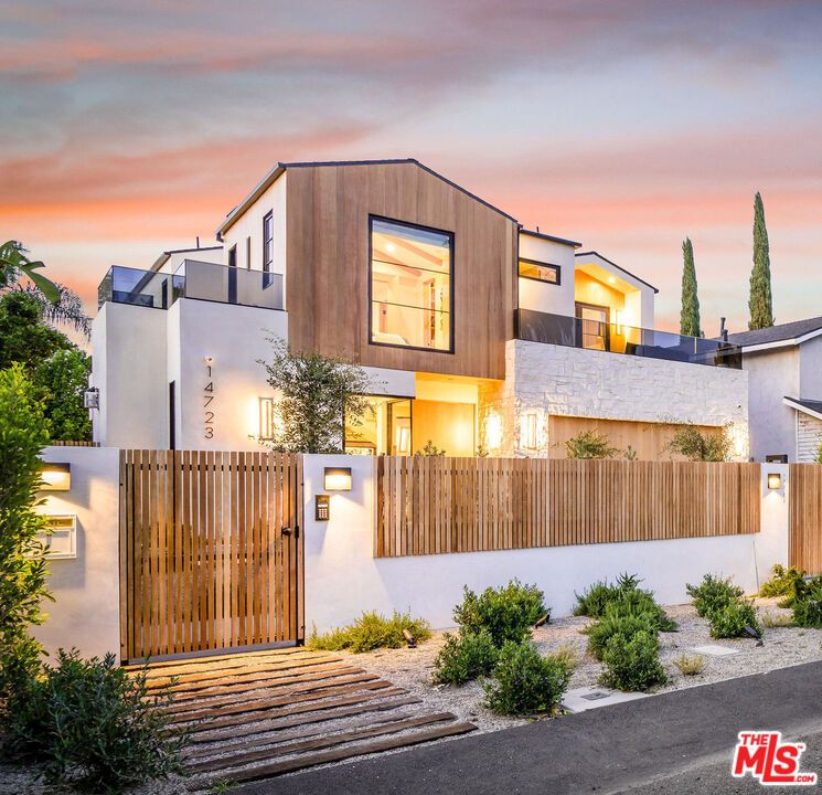 14723 Hartsook St, Sherman Oaks, CA 91403 - See Est. Value, Schools & More