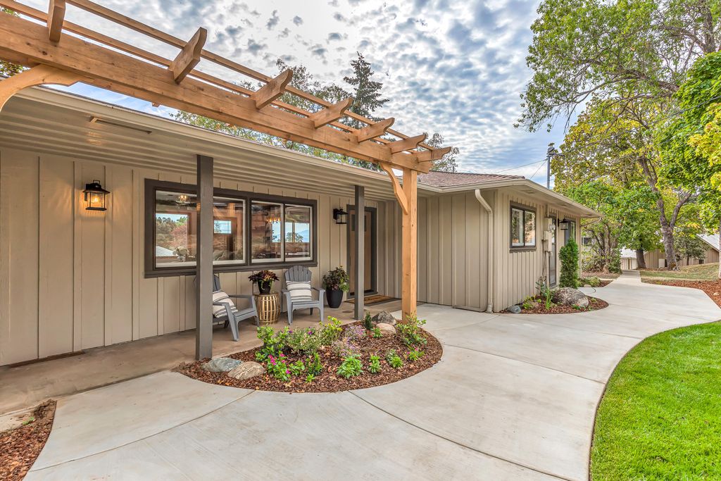 1865 Old Military Rd, Central Point, OR 97502 - See Est. Value, Schools ...