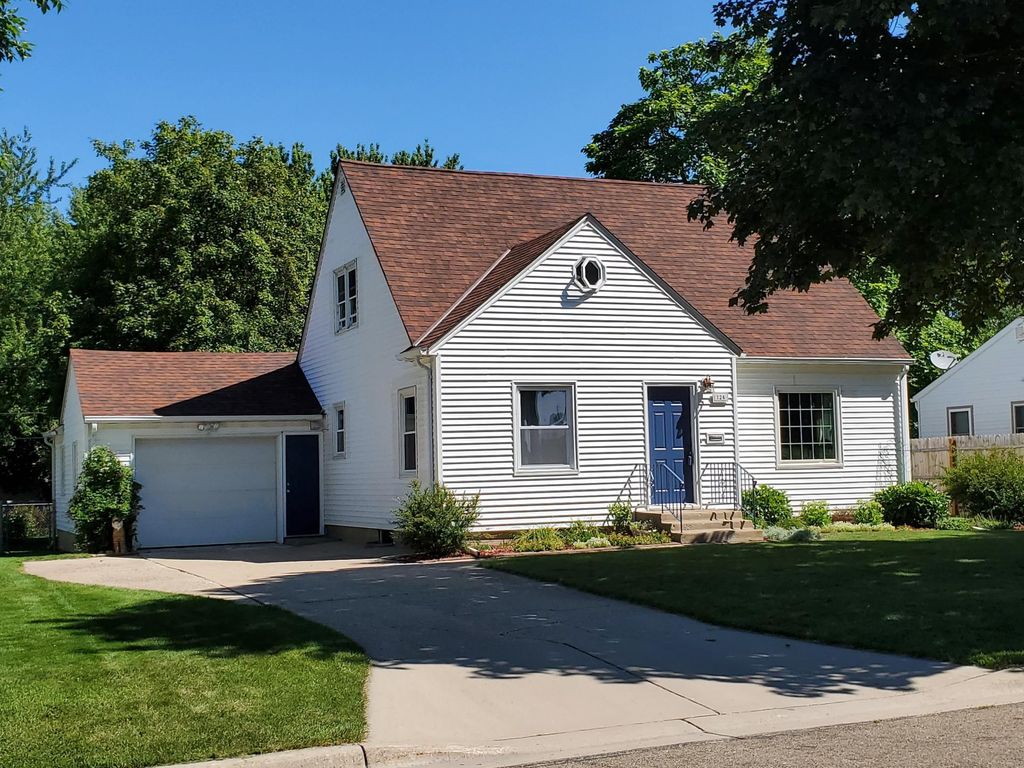 124 E Park St, Owatonna, MN 55060 - See Est. Value, Schools & More