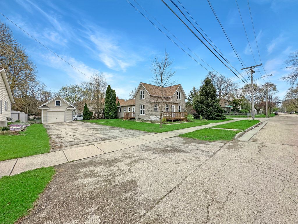 126 W Perry St, Belvidere, IL 61008 - See Est. Value, Schools & More