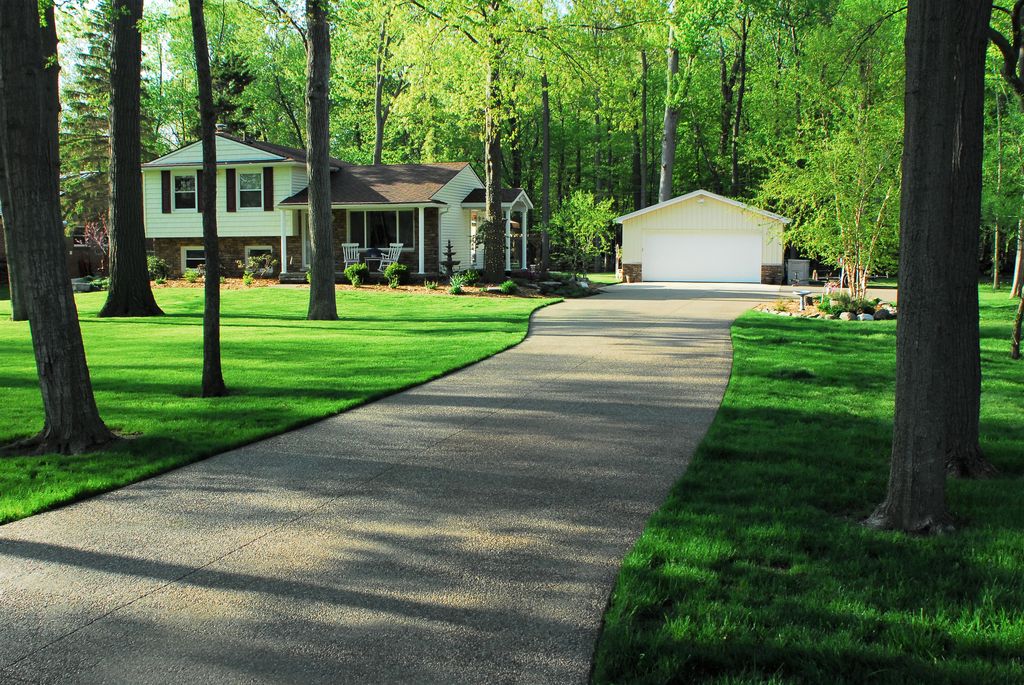 9150 Rucker Rd, Grosse Ile, MI 48138 - See Est. Value, Schools & More