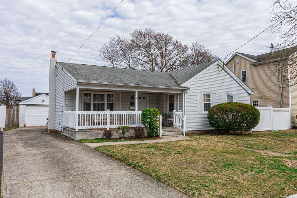 49 Beachwood Drive, Babylon, NY 11702 | Trulia