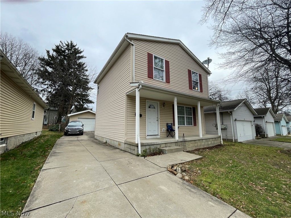 827 Loomis Ave, Cuyahoga Falls, OH 44221 - See Est. Value, Schools & More