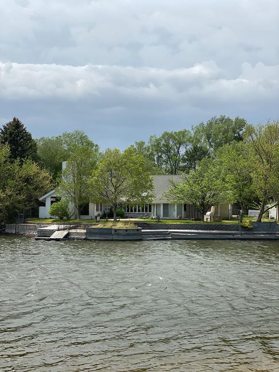 10 Kuester Lk, Grand Island, NE 68801 - See Est. Value, Schools & More