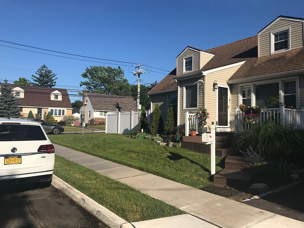 1670 James St, North Merrick, NY 11566 - See Est. Value, Schools & More