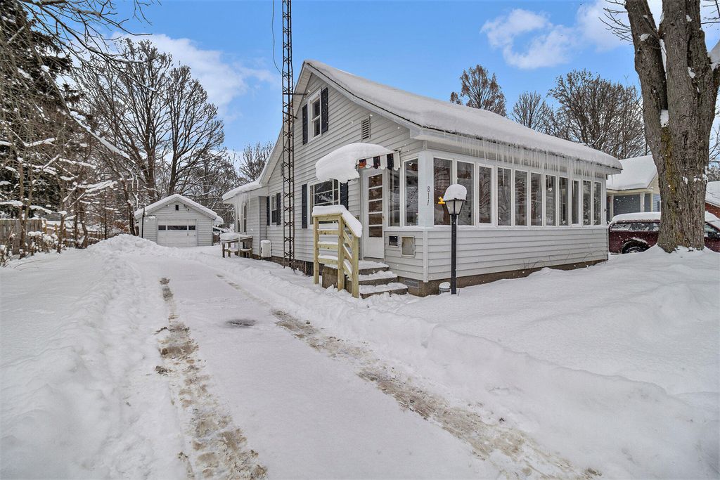 811 S Division St, Whitehall, MI 49461 - See Est. Value, Schools & More