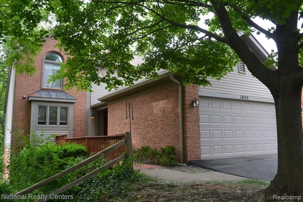 1052 Pinewood Ct, Brighton, MI 48116 - See Est. Value, Schools & More