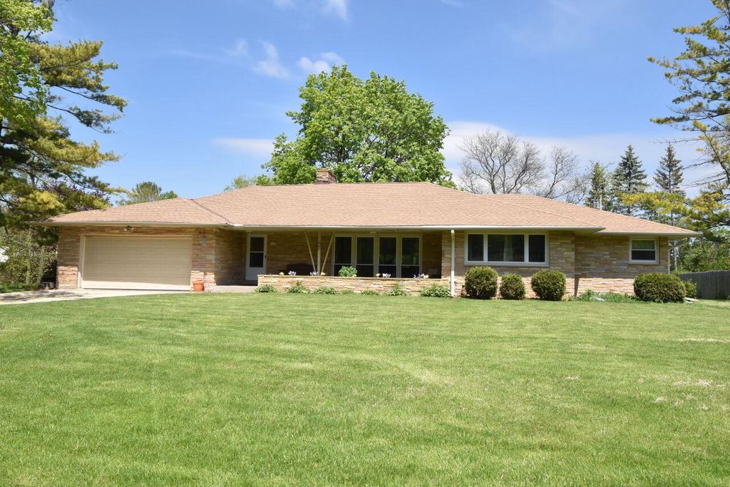 7936 West Barnard AVENUE, Greenfield, WI 53220 - See Est. Value ...