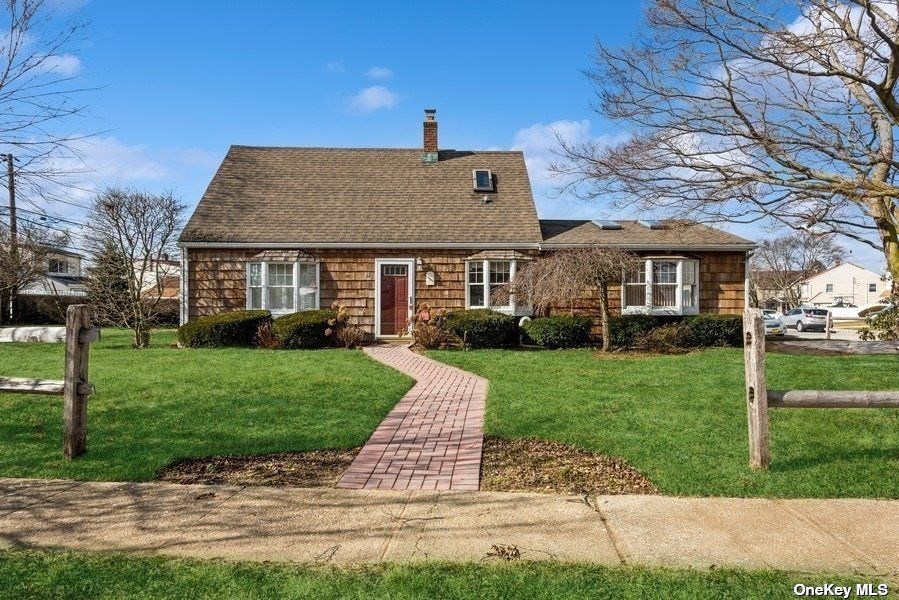 2 Castle Lane, Levittown, NY 11756 - See Est. Value, Schools & More