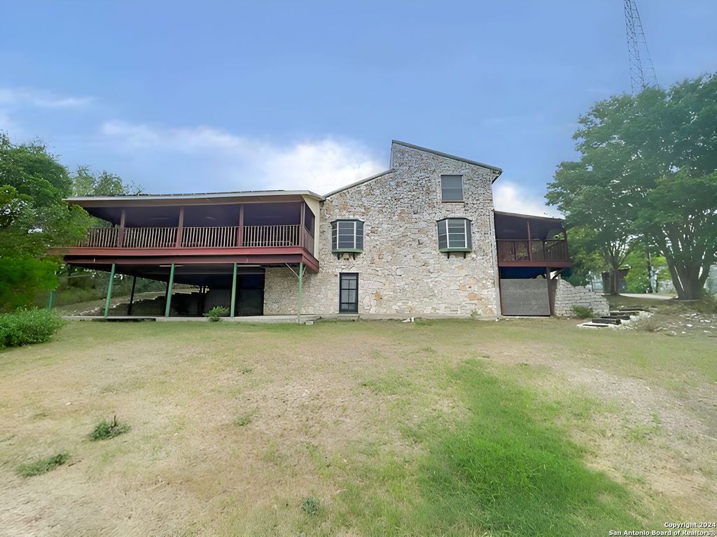 6729 W QUEENS CROWN ST, San Antonio, TX 78233 - See Est. Value, Schools ...