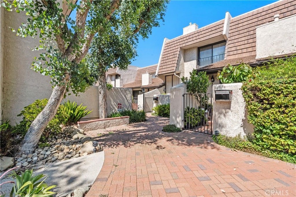 6266 1/2 Nita Ave, Los Angeles, CA 91367 | MLS# SR24083895 | Trulia
