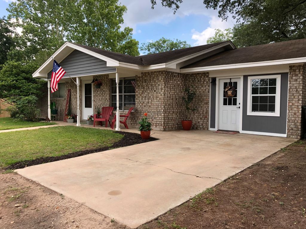 524 W 6th St, Yorktown, TX 78164 - See Est. Value, Schools & More