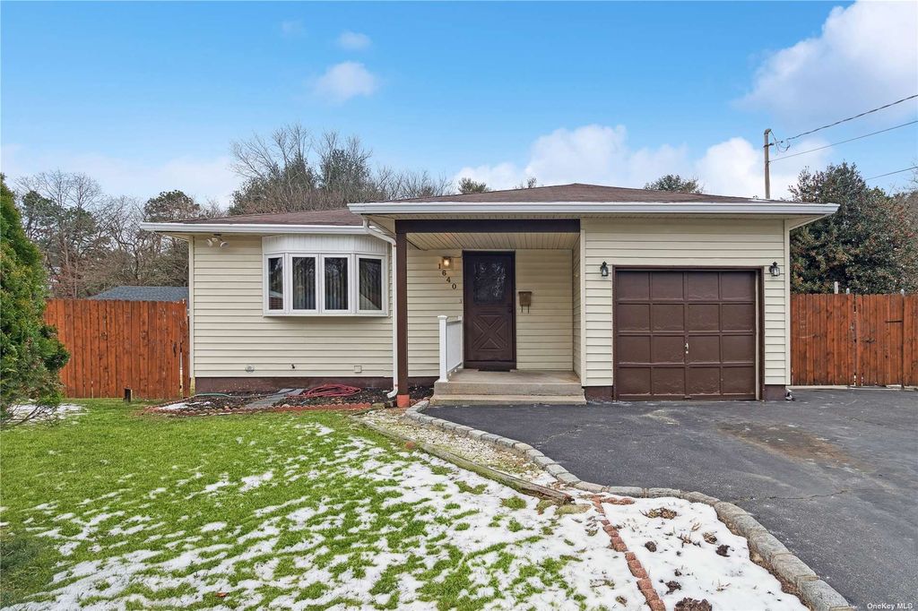 1640 N Gardiner Drive, Bay Shore, NY 11706 | Trulia