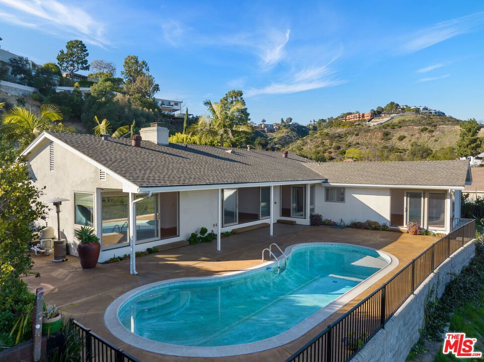 968 Kenfield Ave, Los Angeles, CA 90049 - See Est. Value, Schools & More