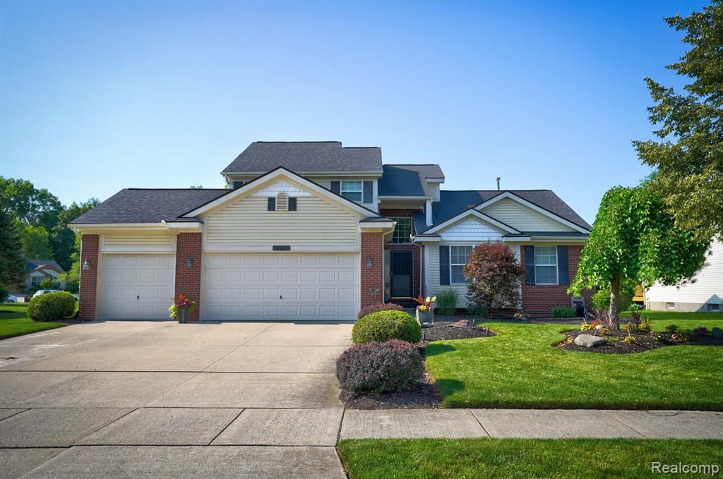 11332 Anya Dr, Hartland, MI 48353 - See Est. Value, Schools & More