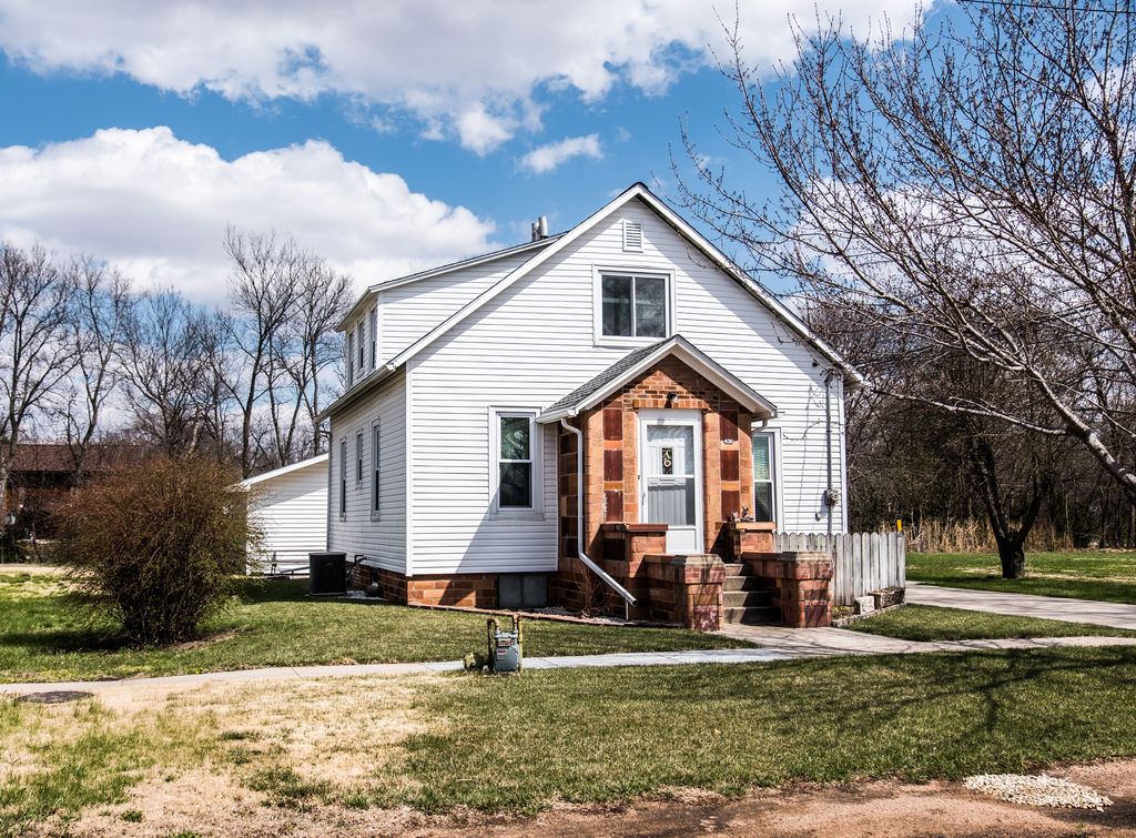 436 N Converse St, Superior, NE 68978 - See Est. Value, Schools & More