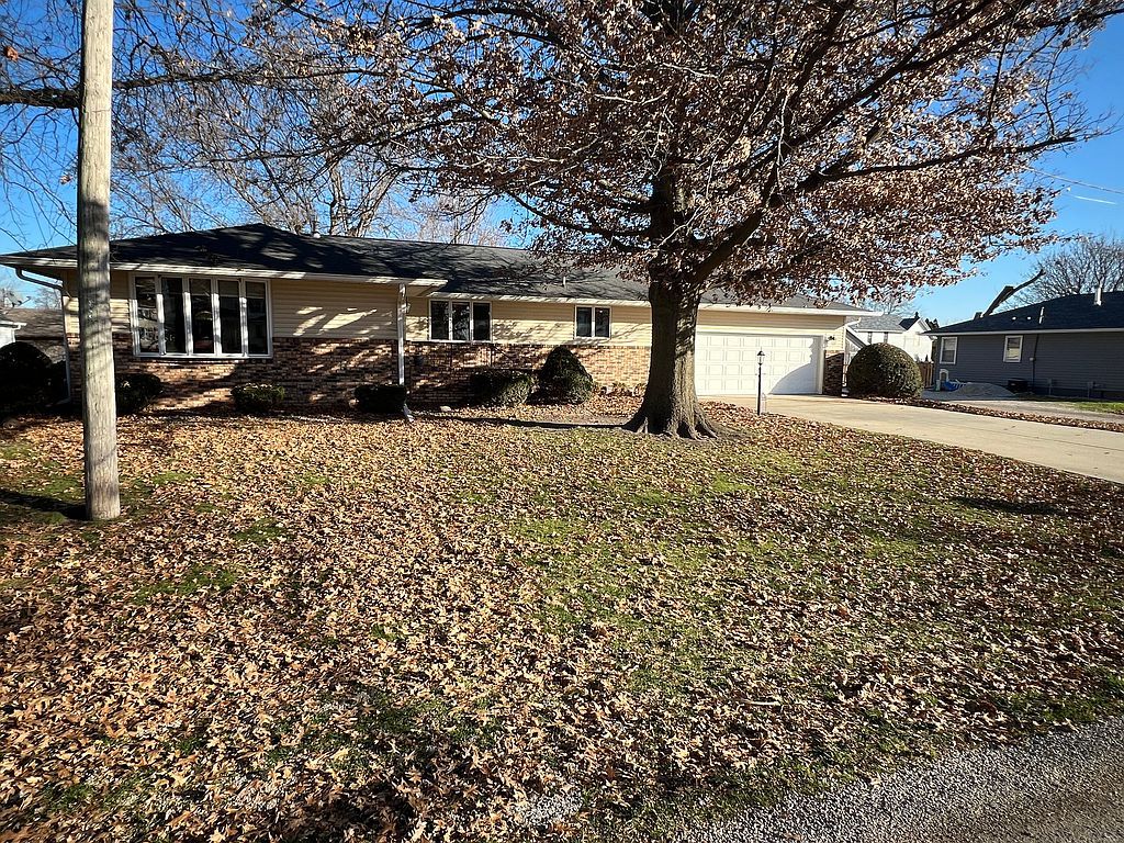 104 N School St, Atkinson, IL 61235 - See Est. Value, Schools & More