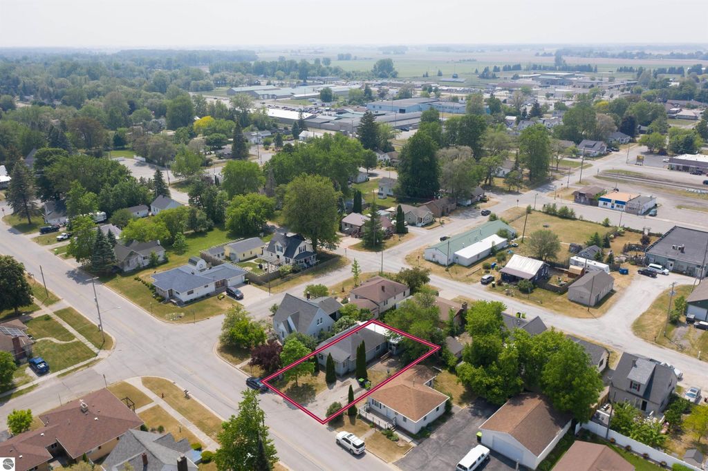 322 S Water St, Pinconning, MI 48650 - See Est. Value, Schools & More