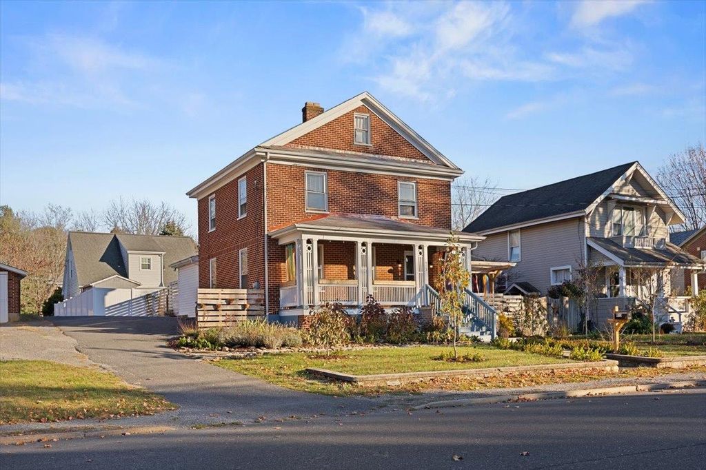 913 Springhill Rd, Staunton, VA 24401 - See Est. Value, Schools & More