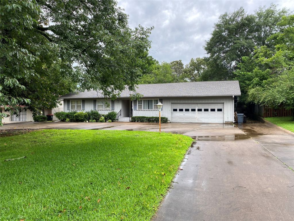 560 33rd St SE, Paris, TX 75460 - See Est. Value, Schools & More