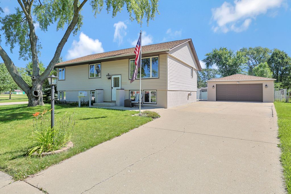 901 Meadow Ln, Streamwood, IL 60107 - See Est. Value, Schools & More