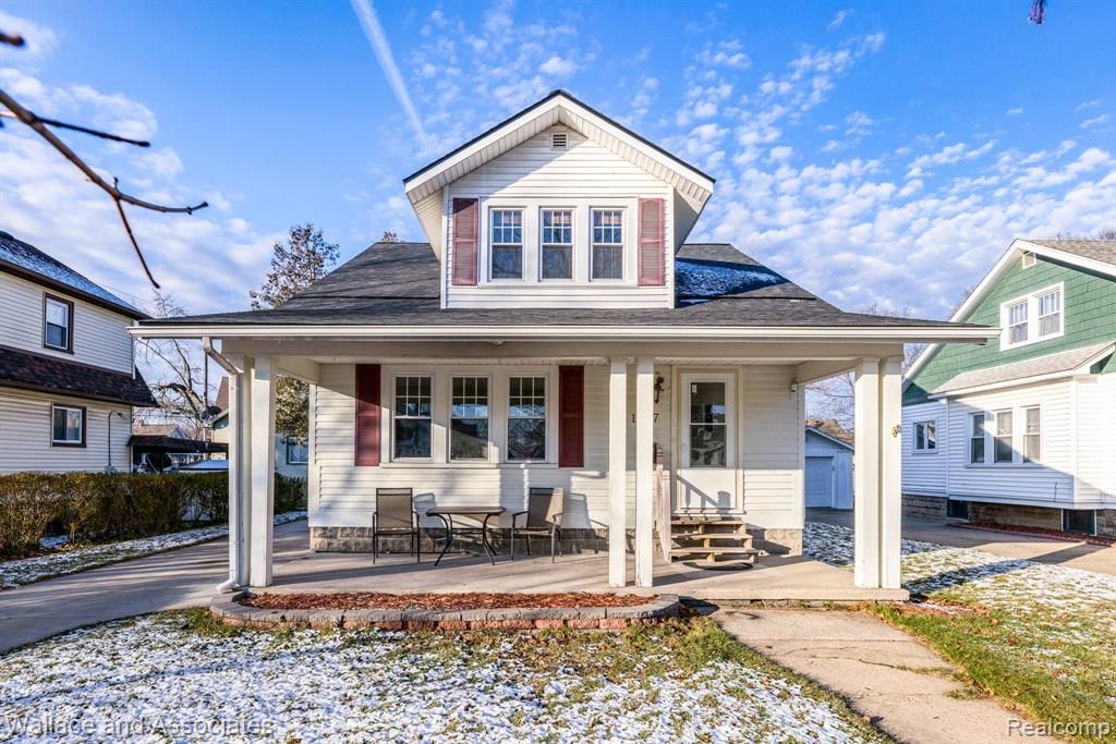 1327 17th St, Port Huron, MI 48060 - See Est. Value, Schools & More