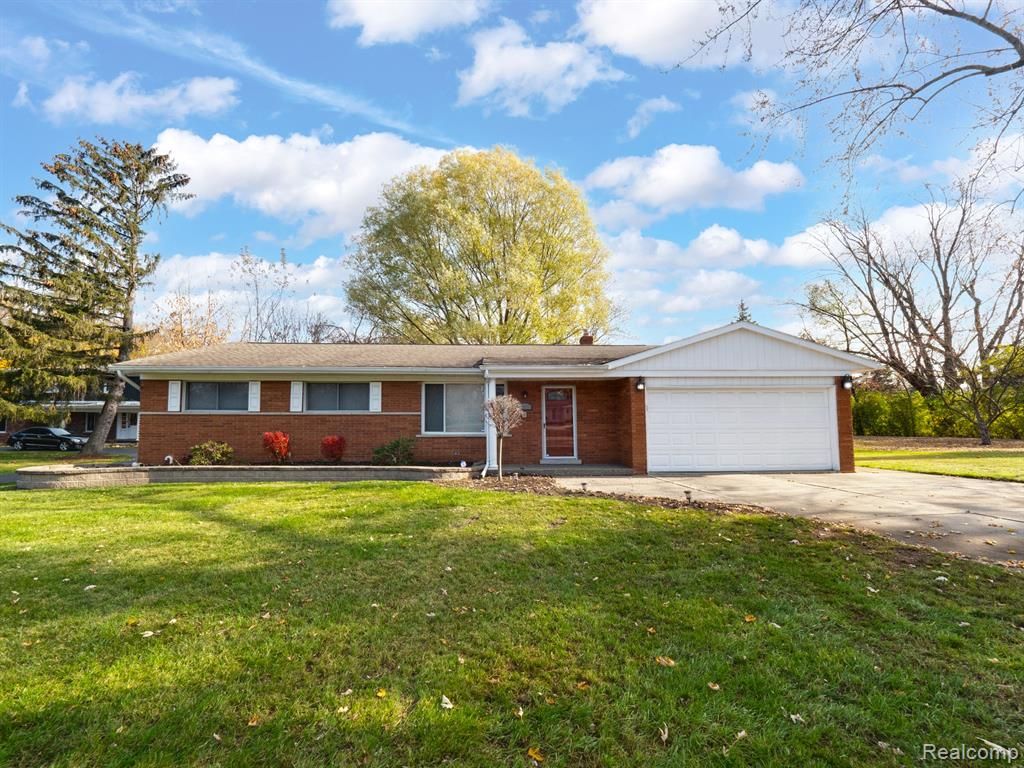 39412 Moravian Dr, Clinton Township, MI 48036 - See Est. Value, Schools ...