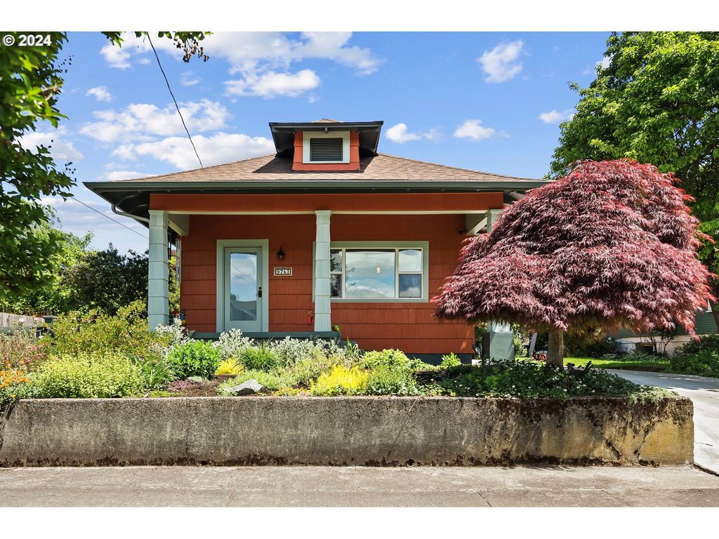 9743 N Syracuse St, Portland, OR 97203 - See Est. Value, Schools & More