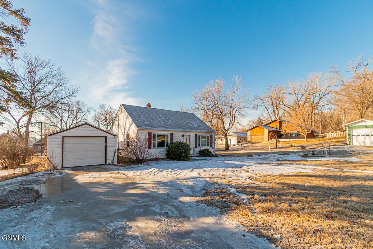 467 8th St NW, Valley City, ND 58072 - See Est. Value, Schools & More