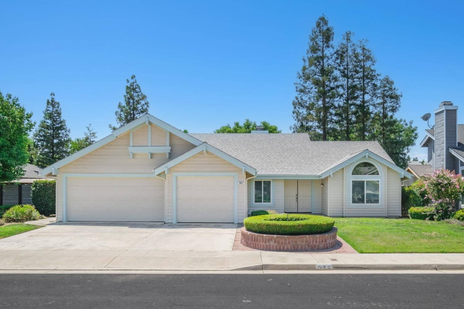 562 W Minarets Ave, Clovis, CA 93611 - See Est. Value, Schools & More