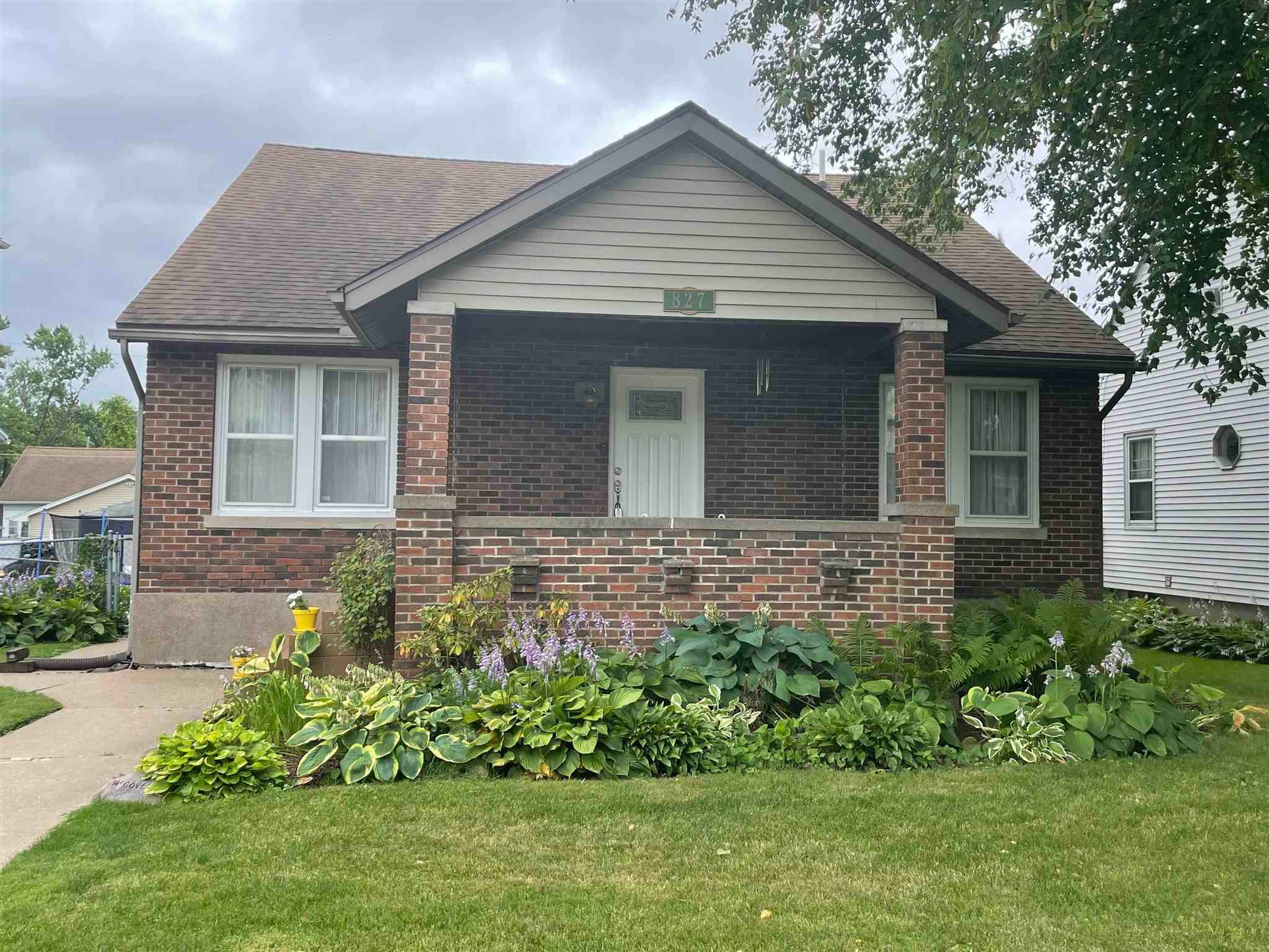 827 3rd Ave S, Clinton, IA 52732 | Trulia