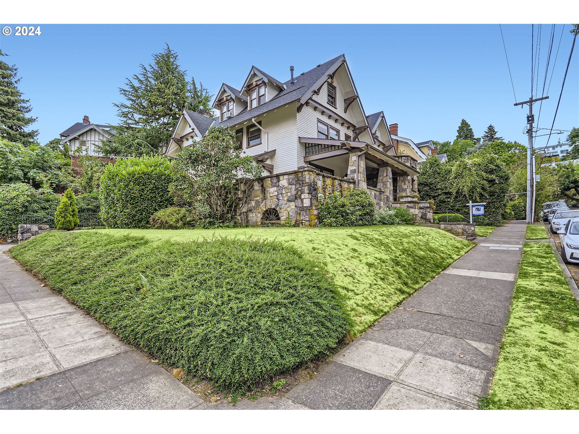 2566 NW Lovejoy St #3, Portland, OR 97210 - See Est. Value, Schools & More