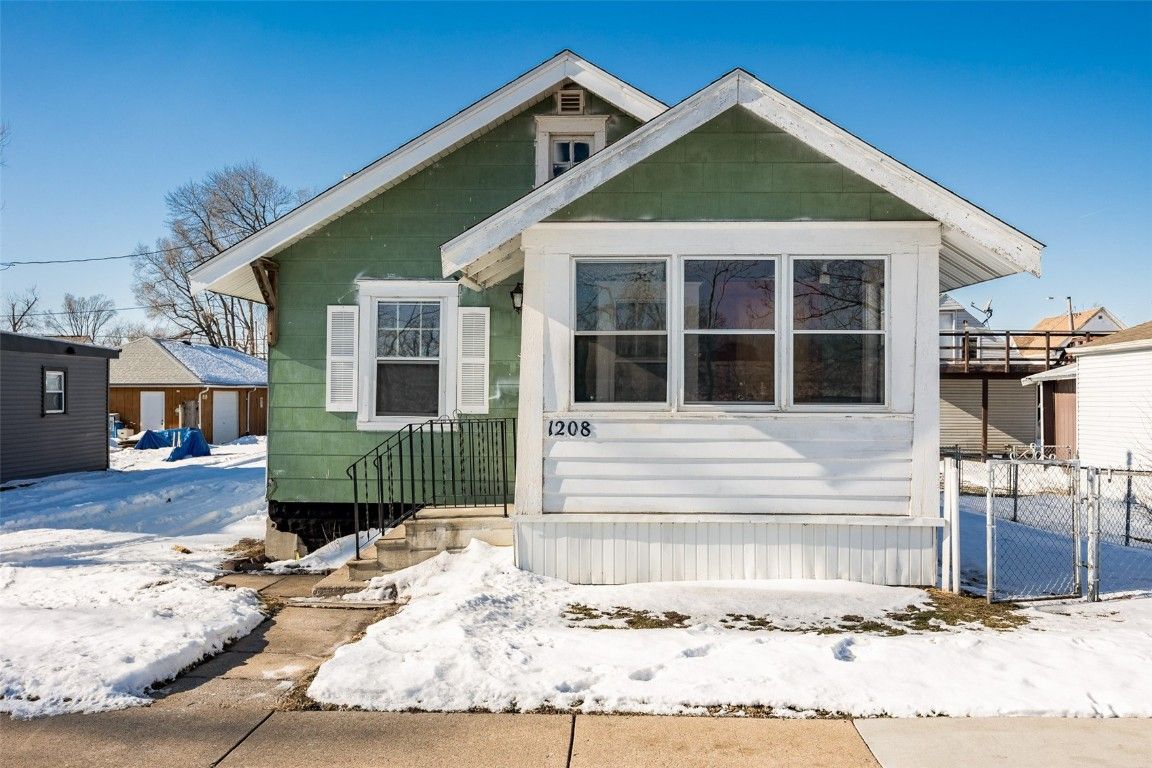 1208 L St SW, Cedar Rapids, IA 52404 - See Est. Value, Schools & More