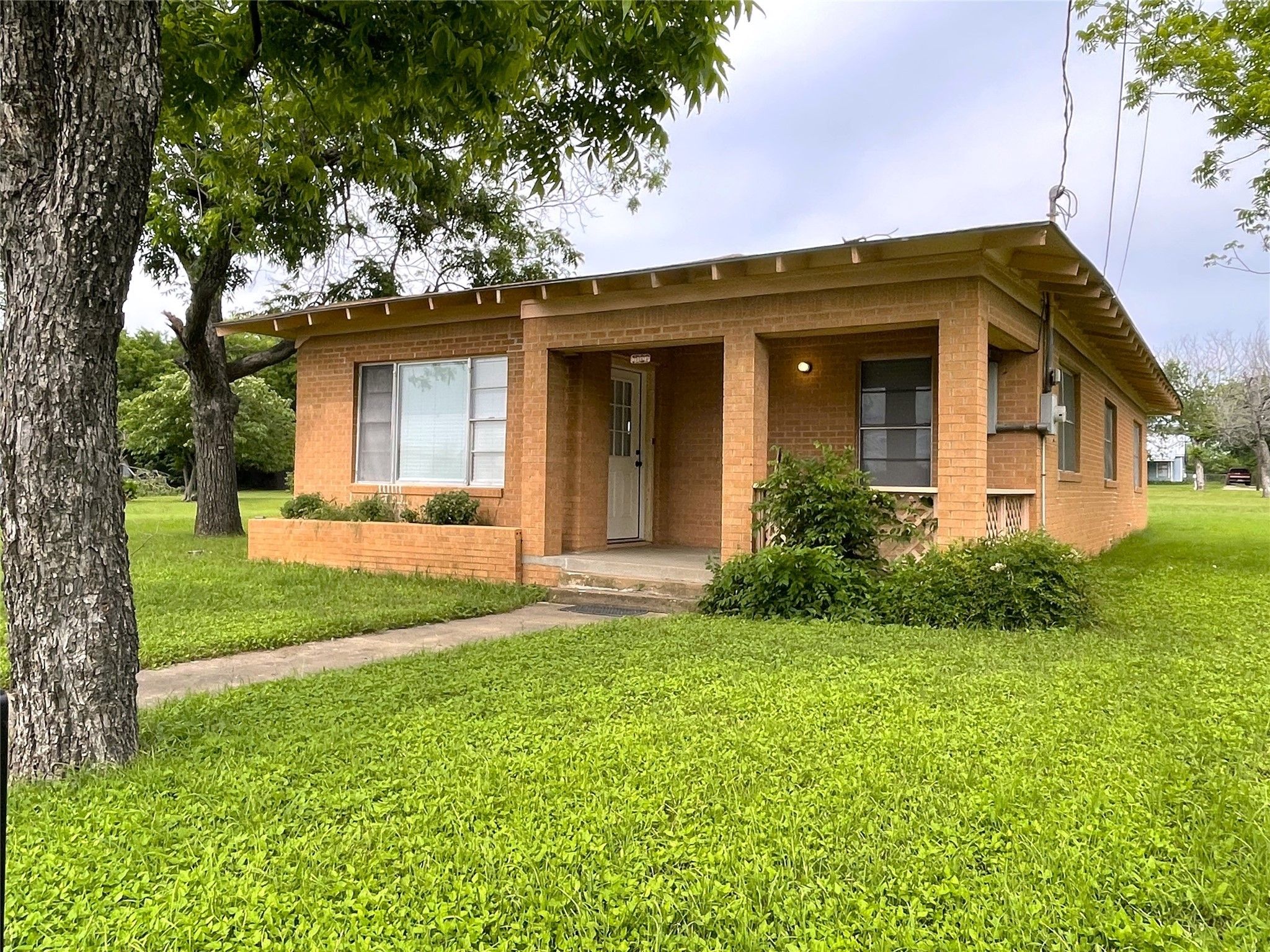 1806 N Robinson St, Cleburne, TX 76031 - See Est. Value, Schools & More