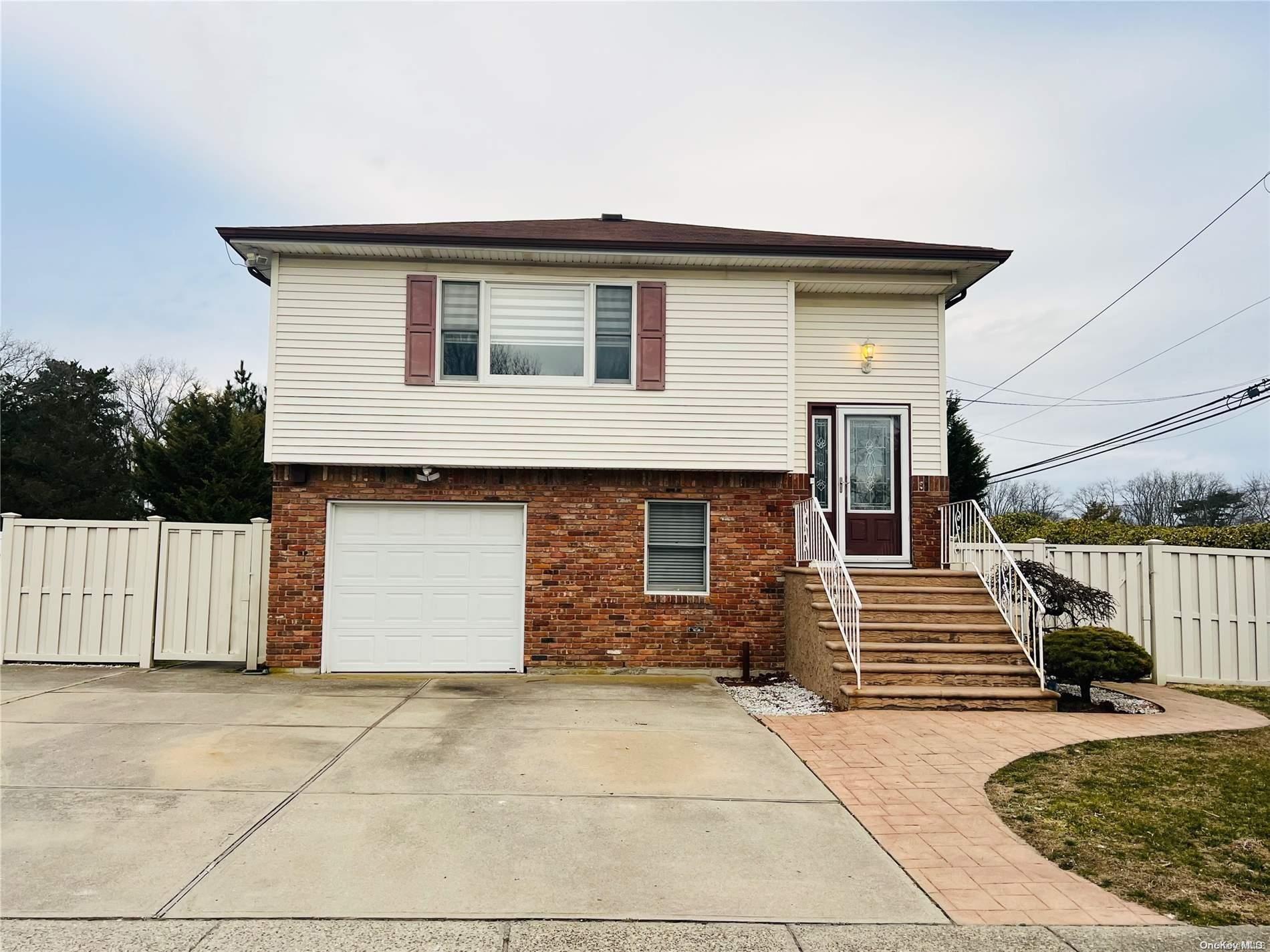 2 Jay Court, Islip, NY 11751 - See Est. Value, Schools & More