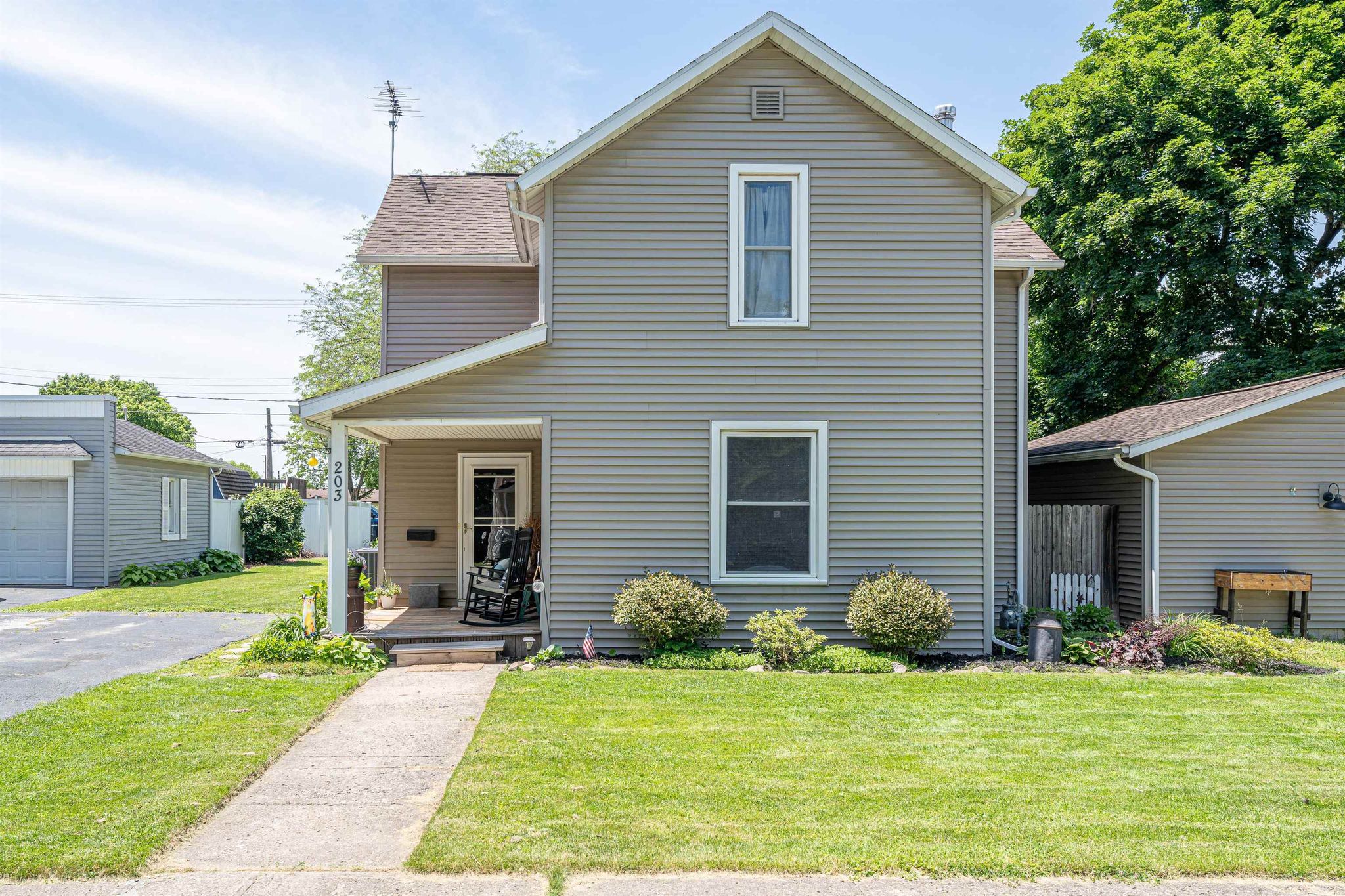 203 S Line St, South Whitley, IN 46787 - See Est. Value, Schools & More