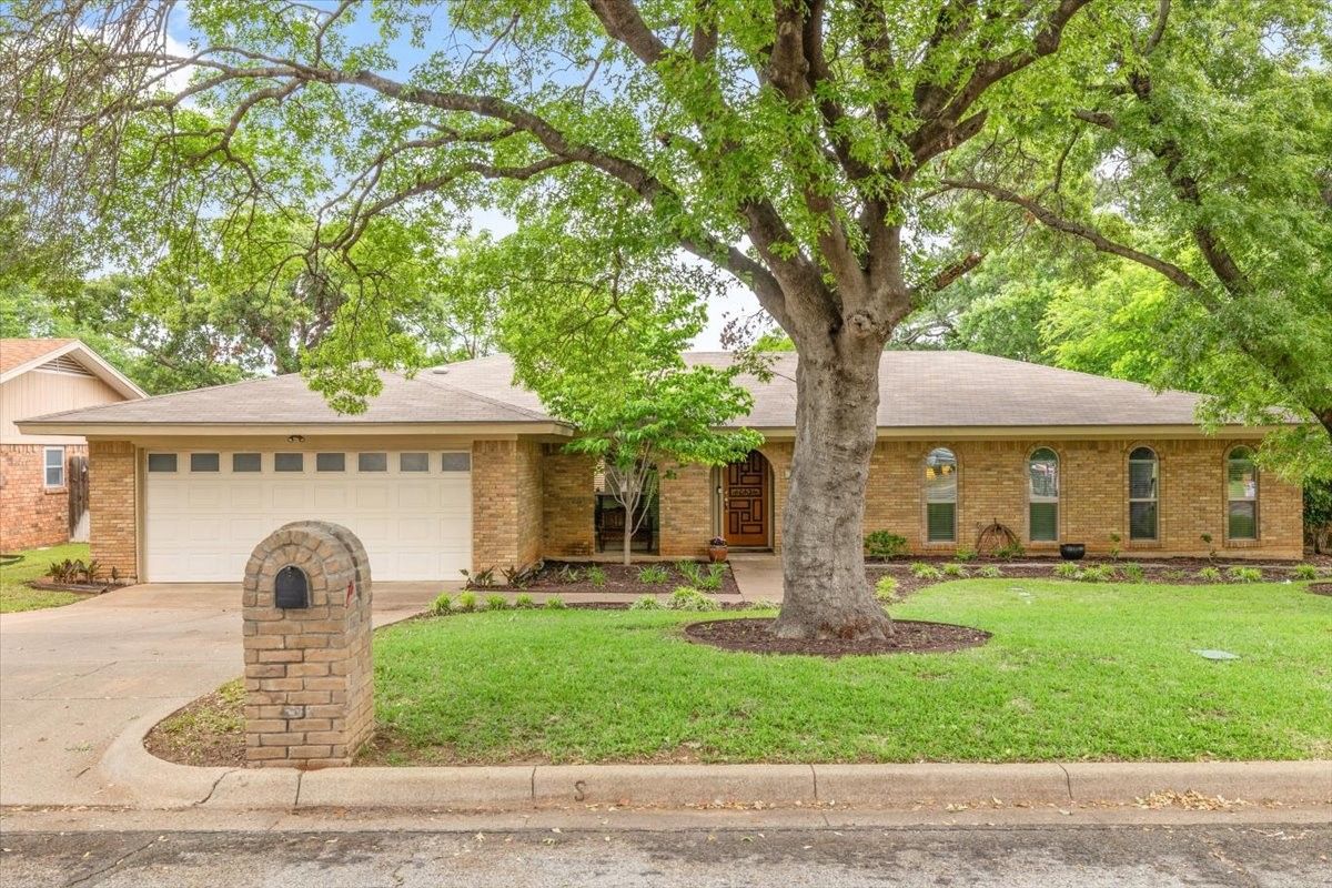 2215 W Sanford St, Arlington, TX 76012 - See Est. Value, Schools & More