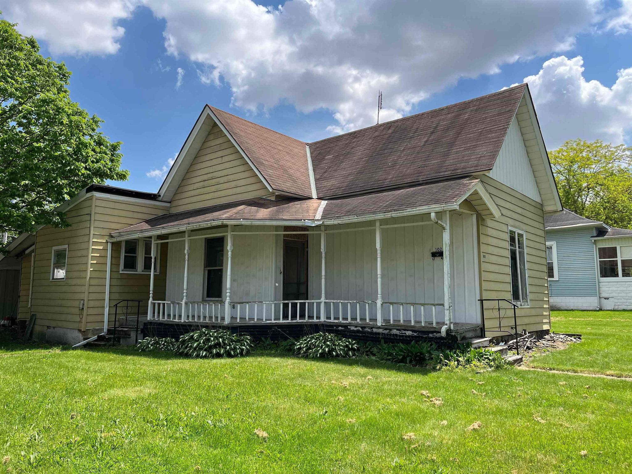 102 S Calhoun St, South Whitley, IN 46787 - See Est. Value, Schools & More
